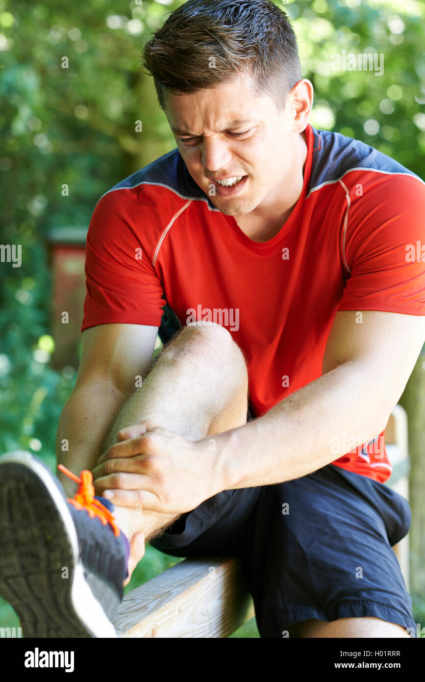 Running injury man hi-res stock photography and images - Alamy