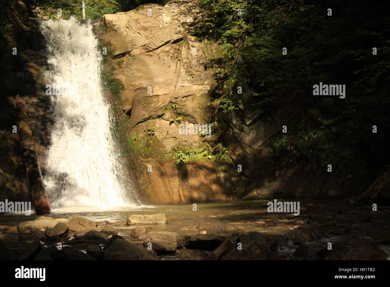 Fresh mountain water falling hi-res stock photography and images - Alamy