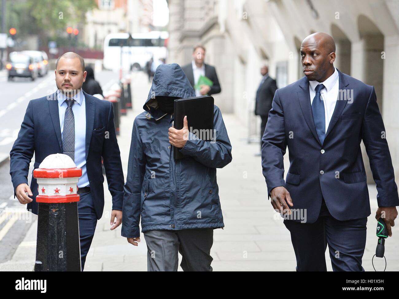 Undercover reporter Mazher Mahmood (centre) leaves the Old bailey in ...