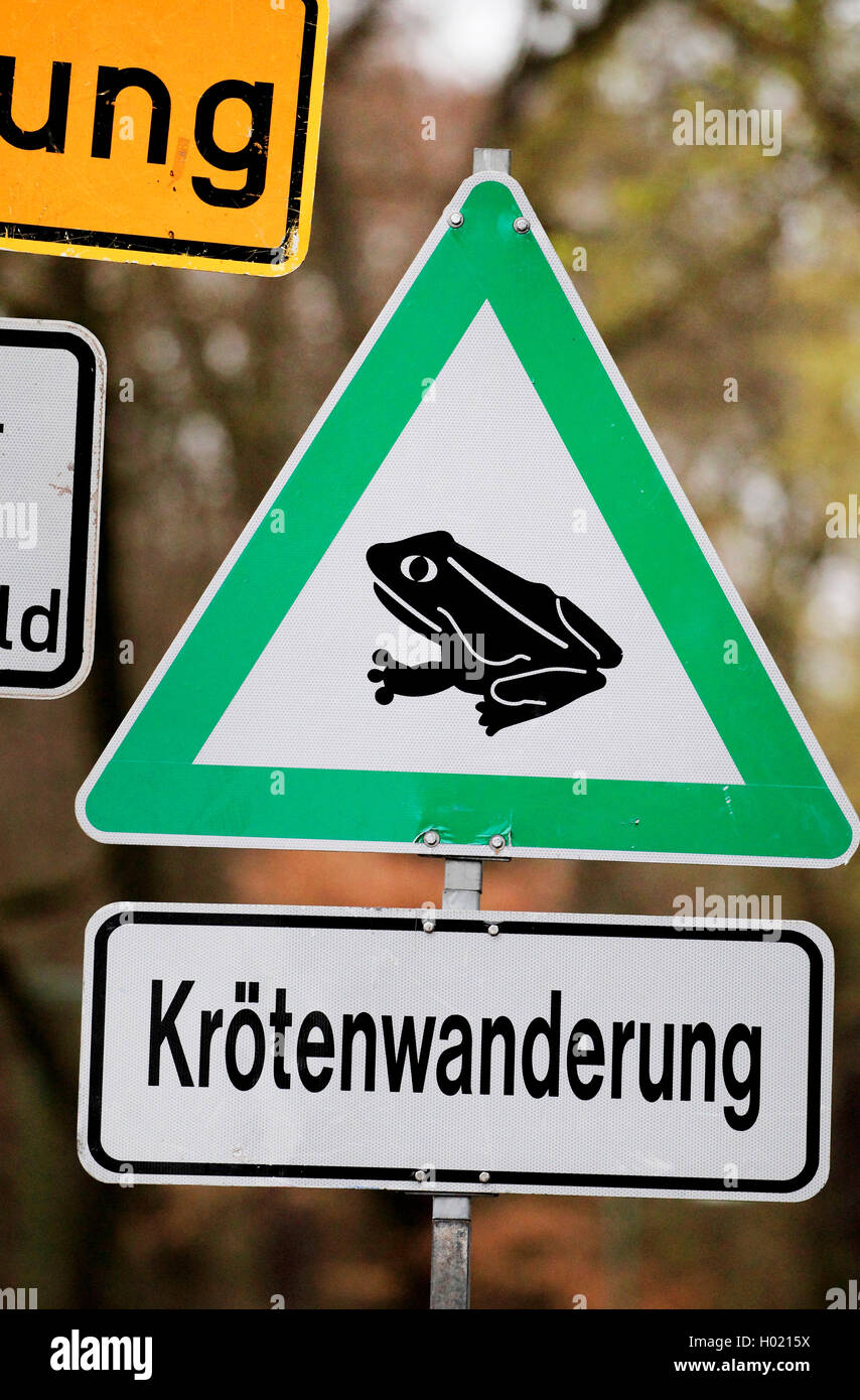 'toad migration' road sign, Germany Stock Photo - Alamy