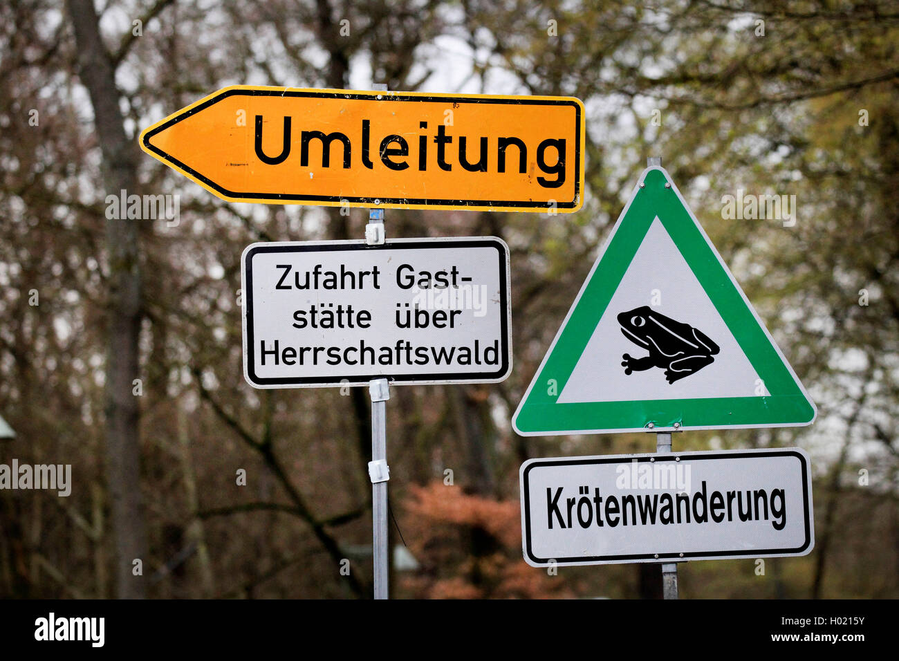 Detour signs hi-res stock photography and images - Alamy