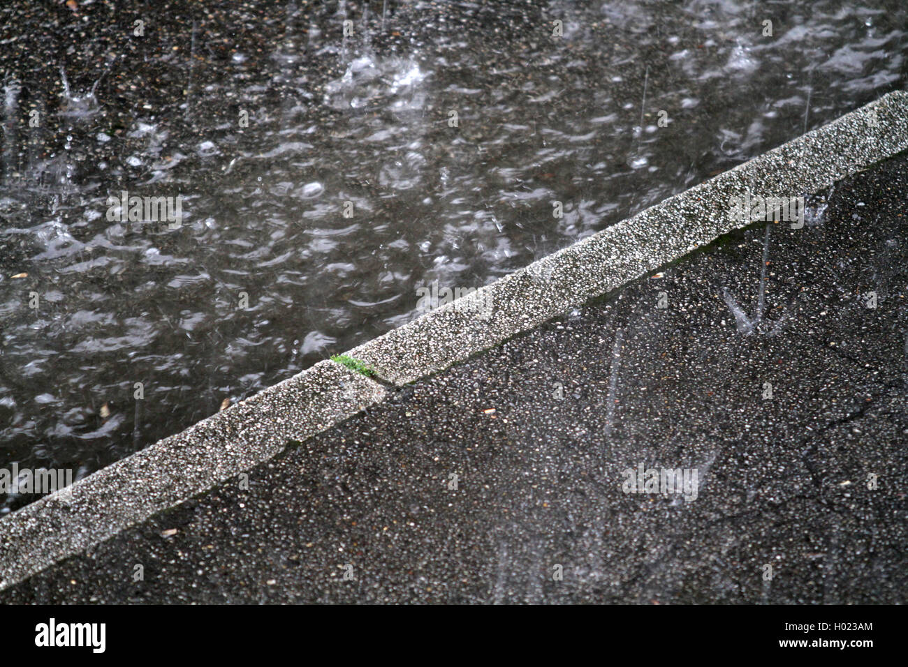 Raining in the street hi-res stock photography and images - Alamy