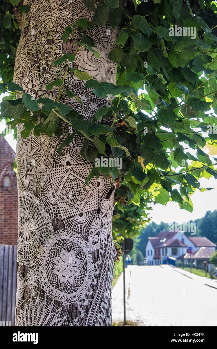 Yarn bombing tree hi-res stock photography and images - Alamy