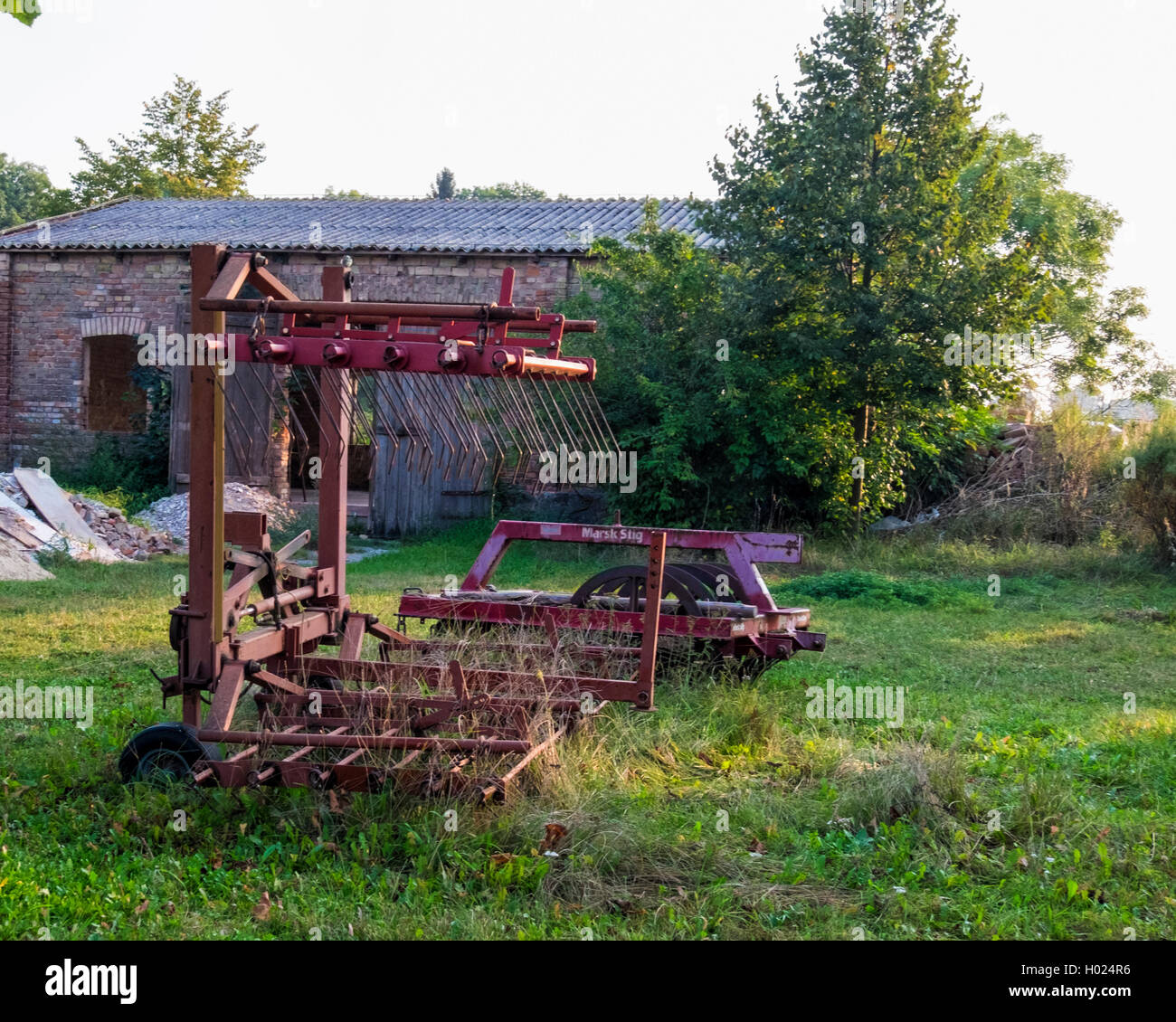 Old farming equipment brick barn hi-res stock photography and images ...