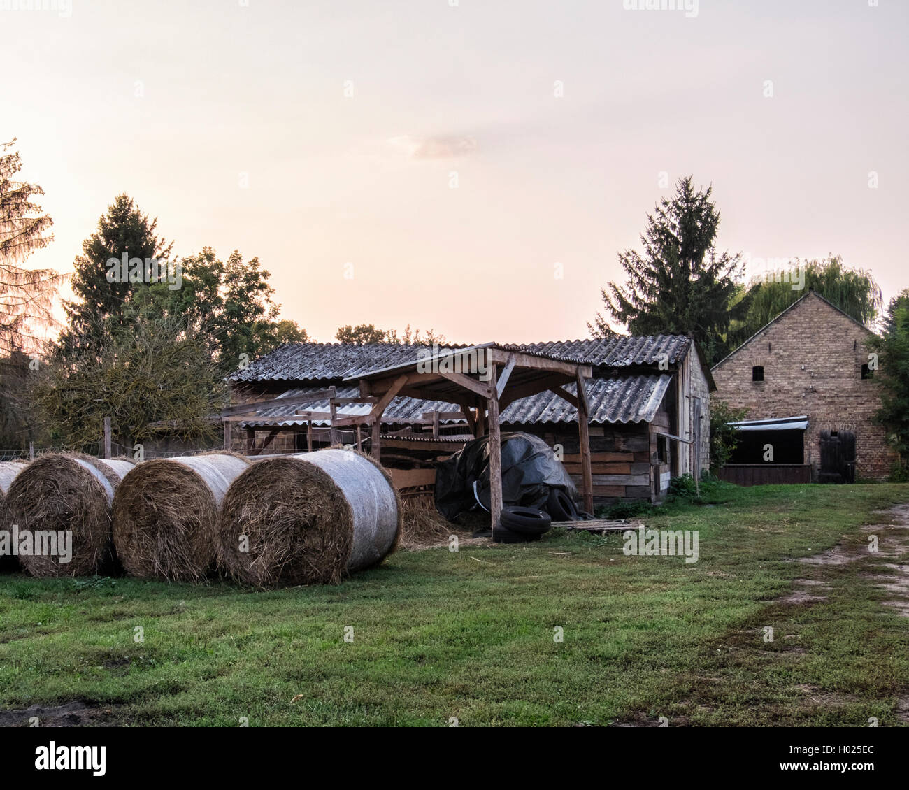 Farm sheds buildings straw bales hi-res stock photography and images ...