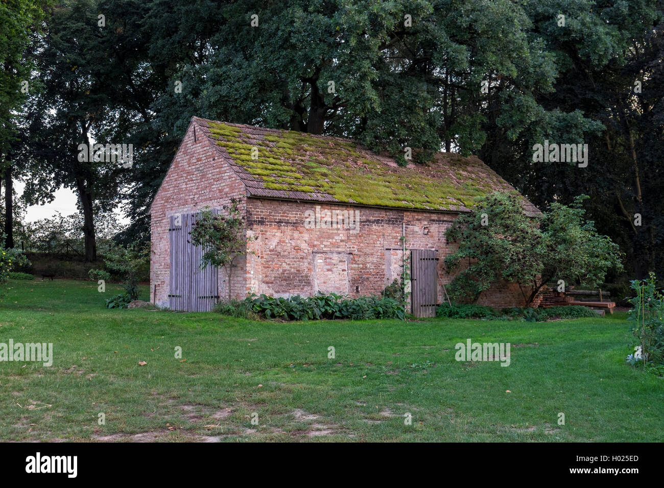Old brick barn hi-res stock photography and images - Alamy