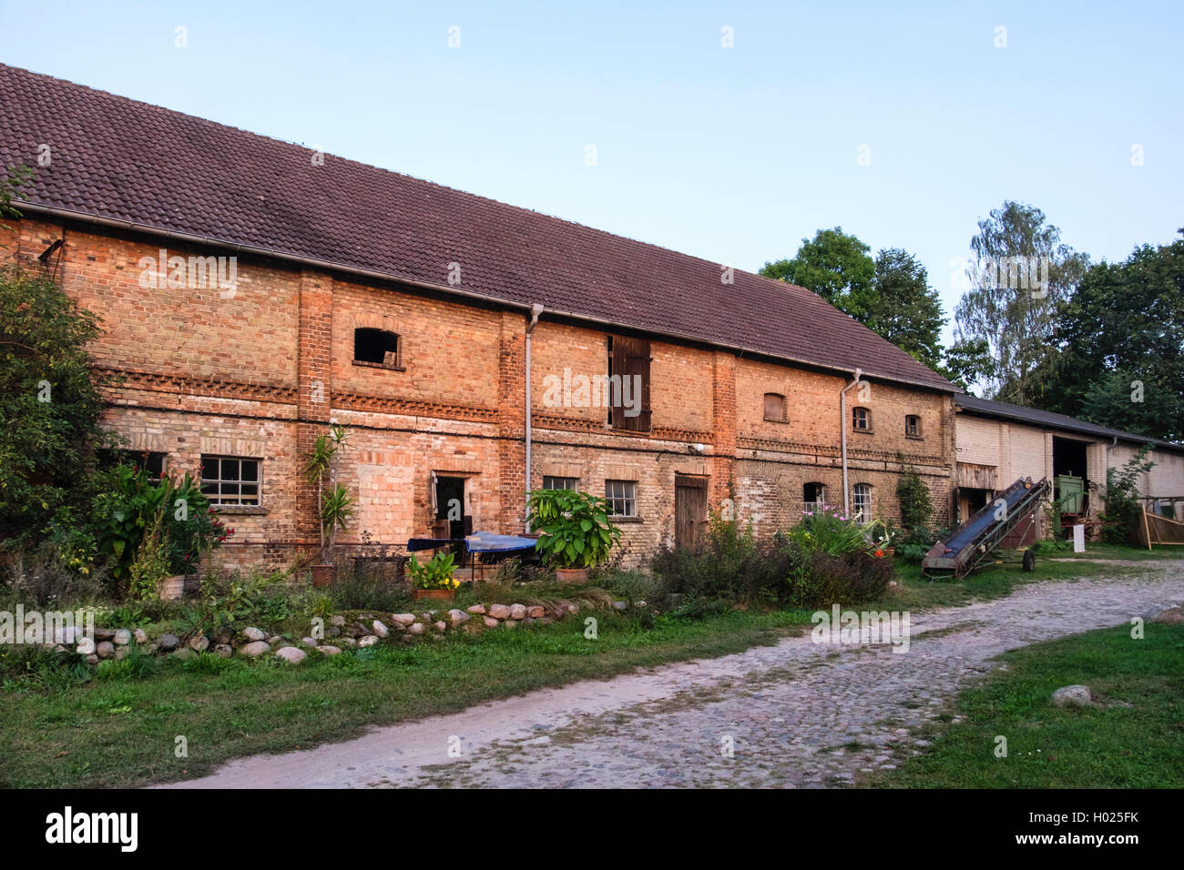 Old brick barn hi-res stock photography and images - Alamy