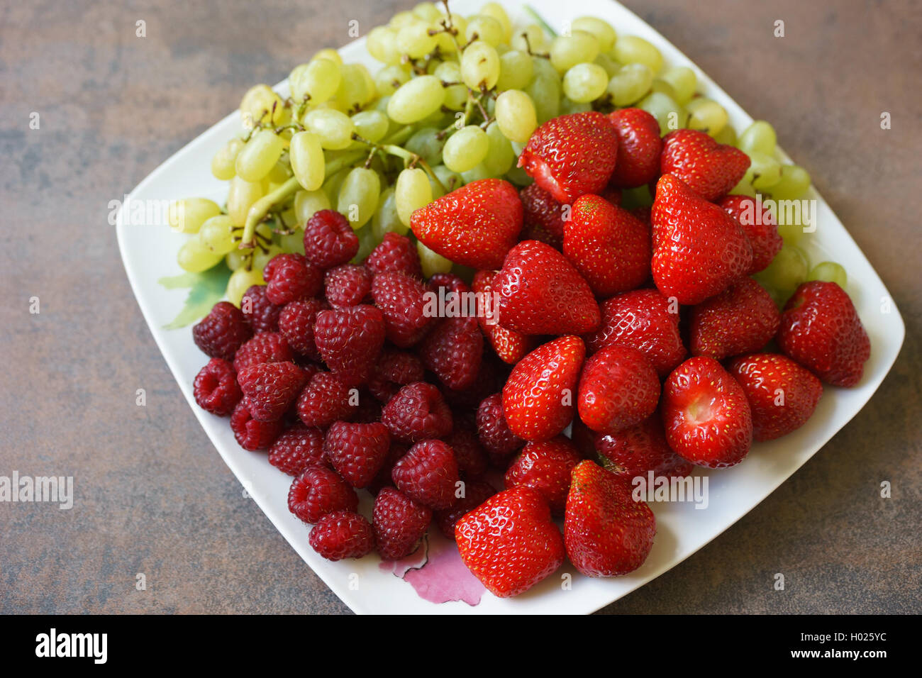 Grapes plate hi-res stock photography and images - Alamy