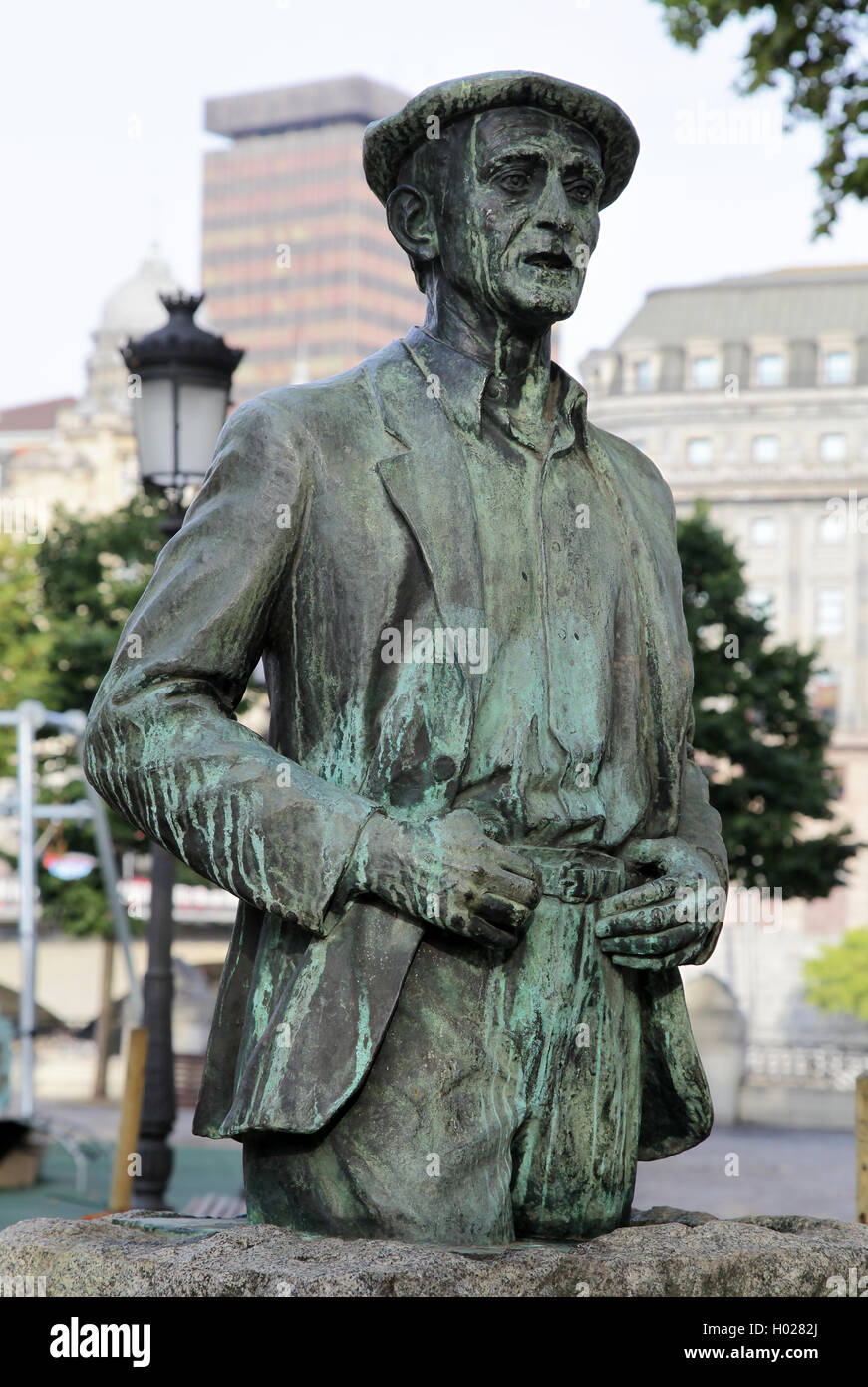 Statue of Balendin Enbeita 1906-1986.He was a Basque ''Bertsolari'' and ...