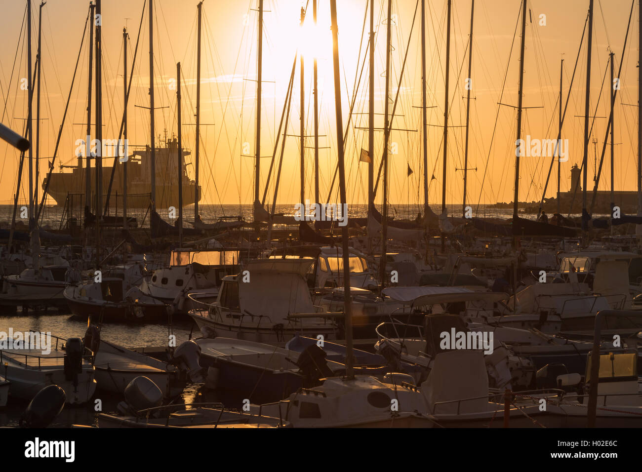 Dock seaside hi-res stock photography and images - Alamy