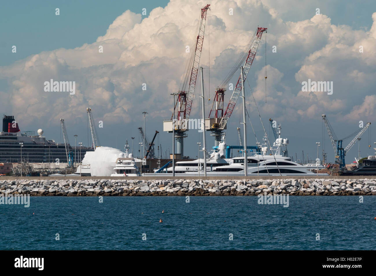 Cranes at drydock hi-res stock photography and images - Alamy