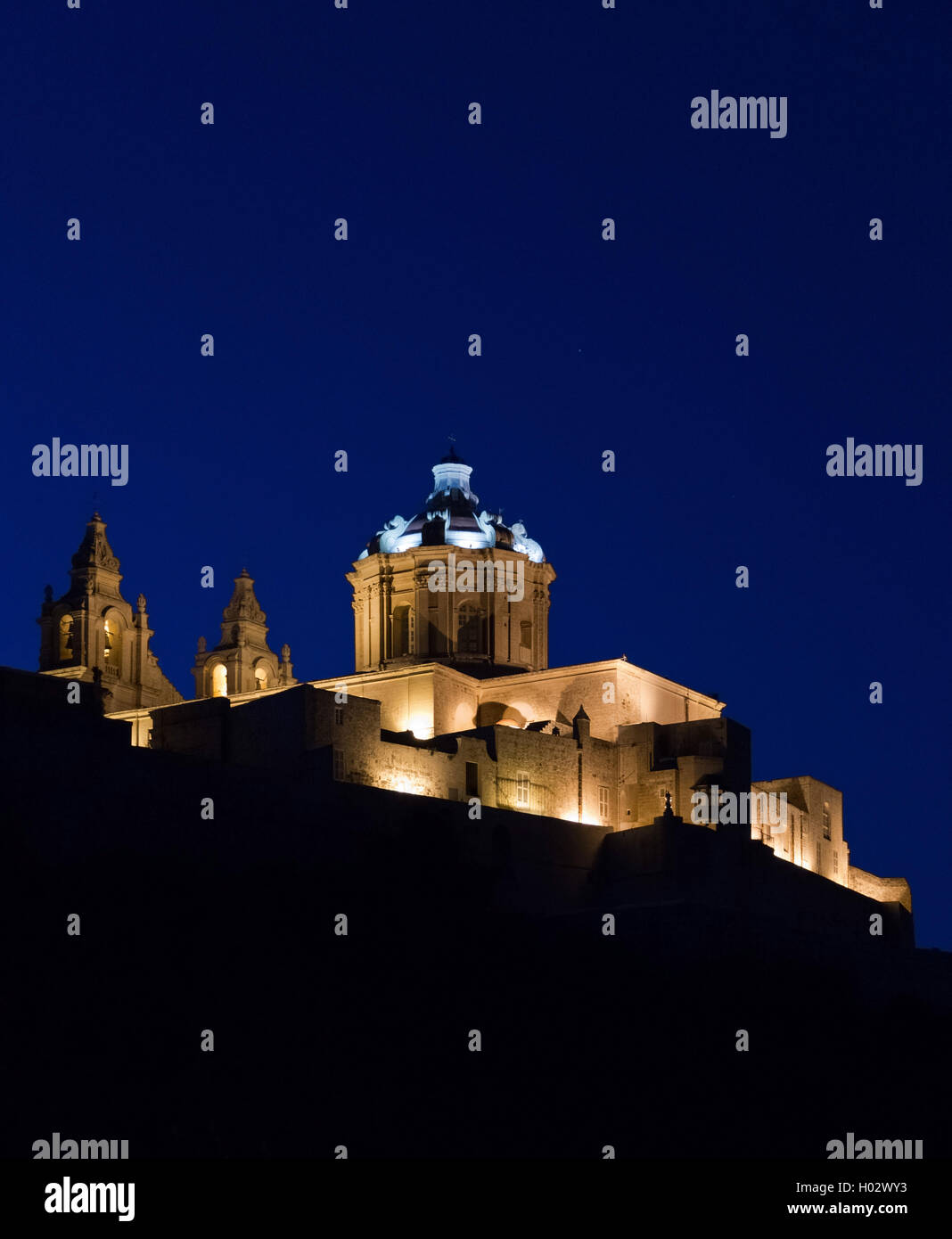 The ancient walled city of Mdina (Malta) at night Stock Photo - Alamy