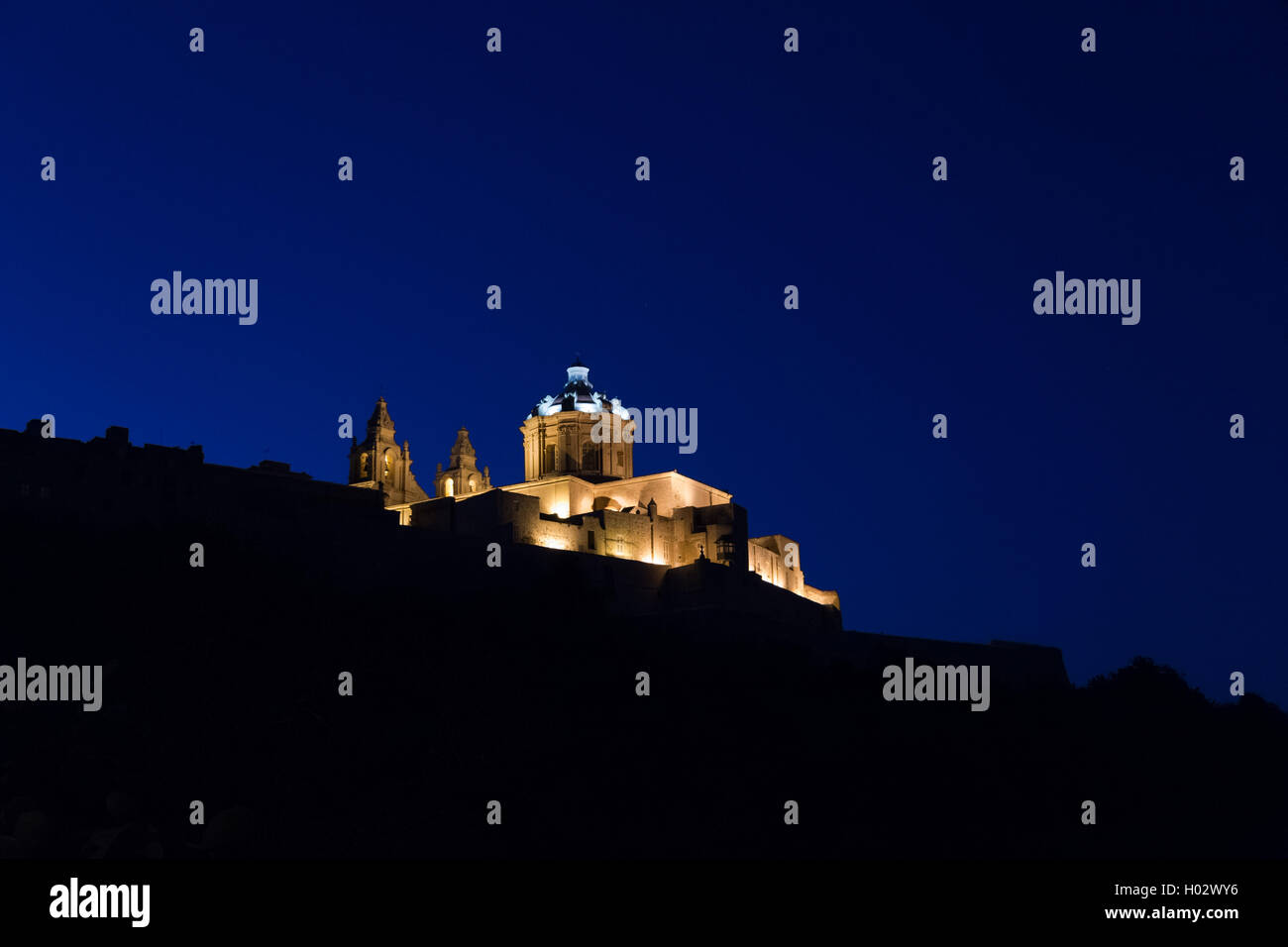 The ancient walled city of Mdina (Malta) at night Stock Photo - Alamy