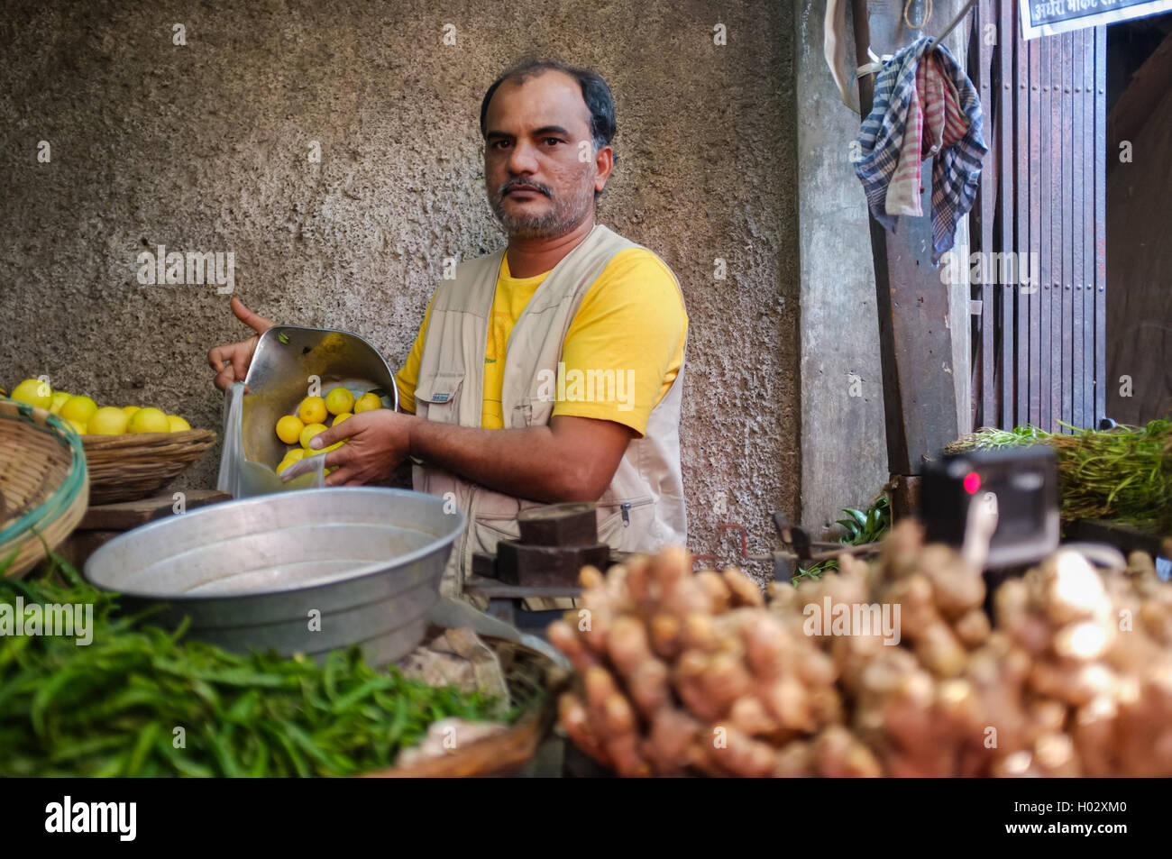 Bombay fruit market india hi-res stock photography and images - Alamy