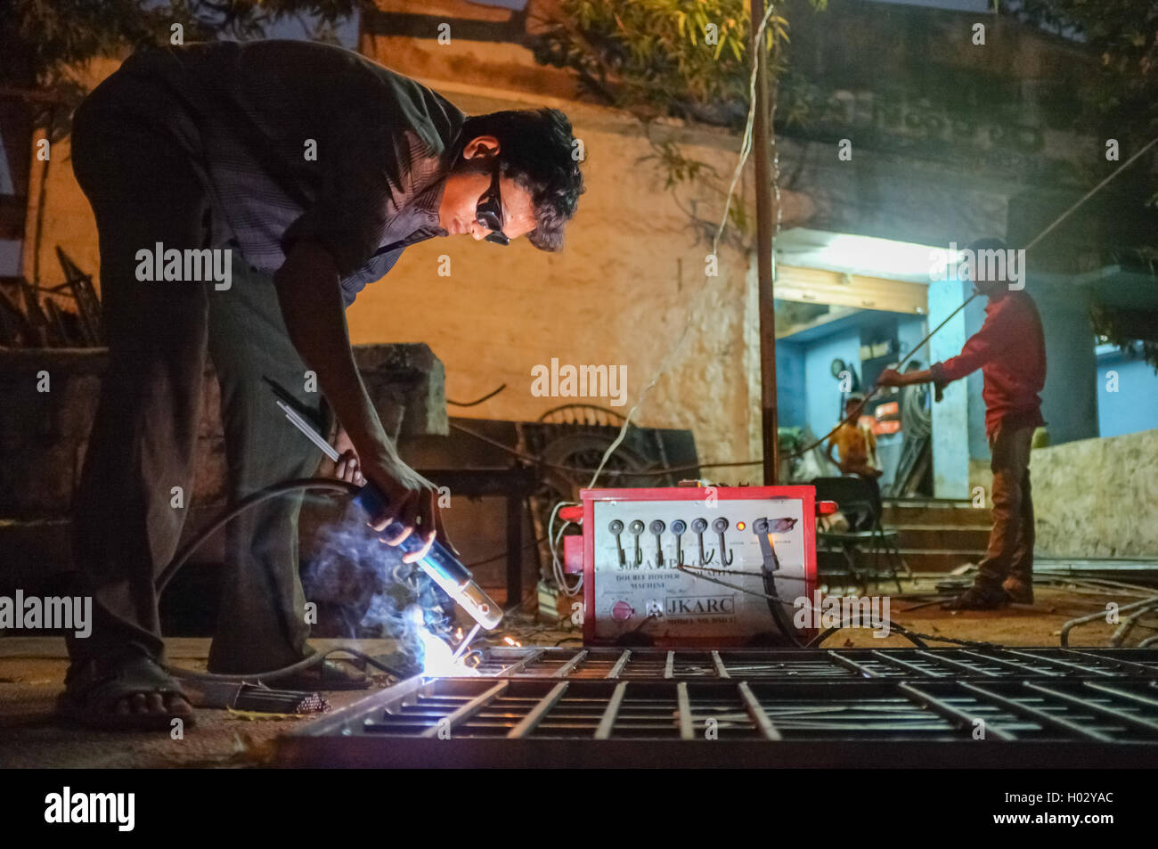 Indian man welding in metal hi-res stock photography and images - Alamy