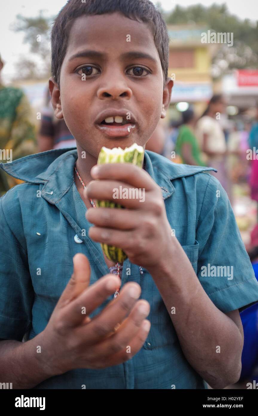 Young indian village boy eating hi-res stock photography and images - Alamy