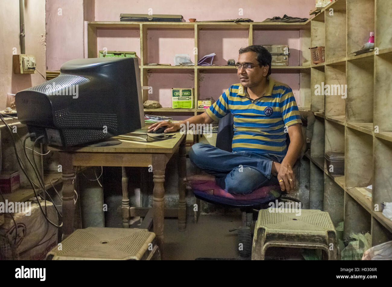 Man sitting cross legged on chair hi-res stock photography and images ...