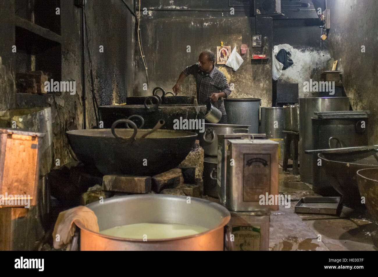 Indian cook hi-res stock photography and images - Alamy