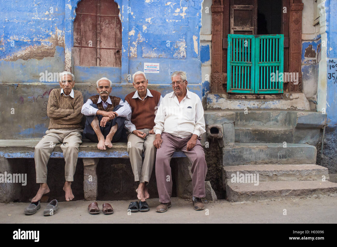 Four elderly indian men sit hi-res stock photography and images - Alamy