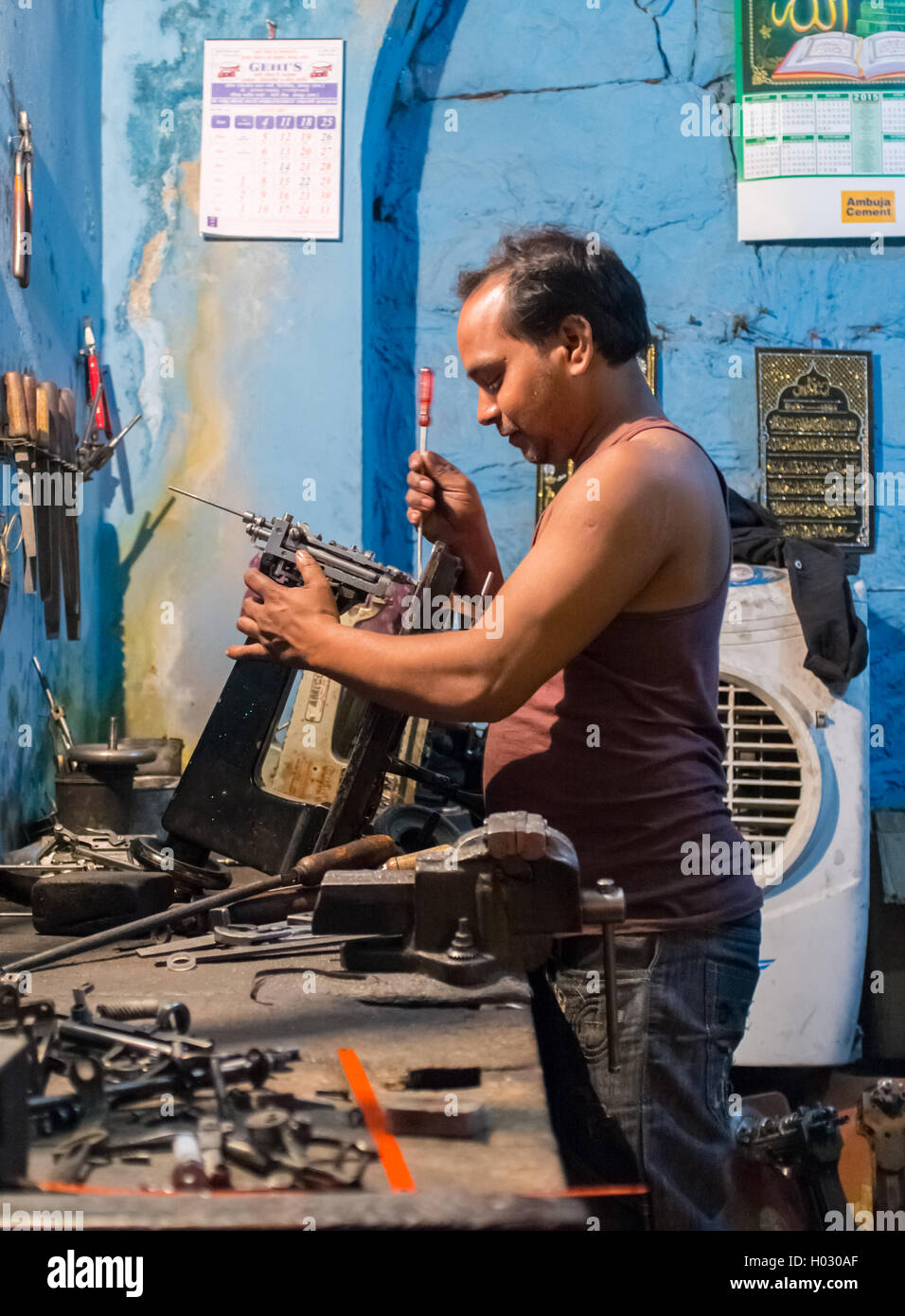 Indian man old sewing machine hi-res stock photography and images - Alamy