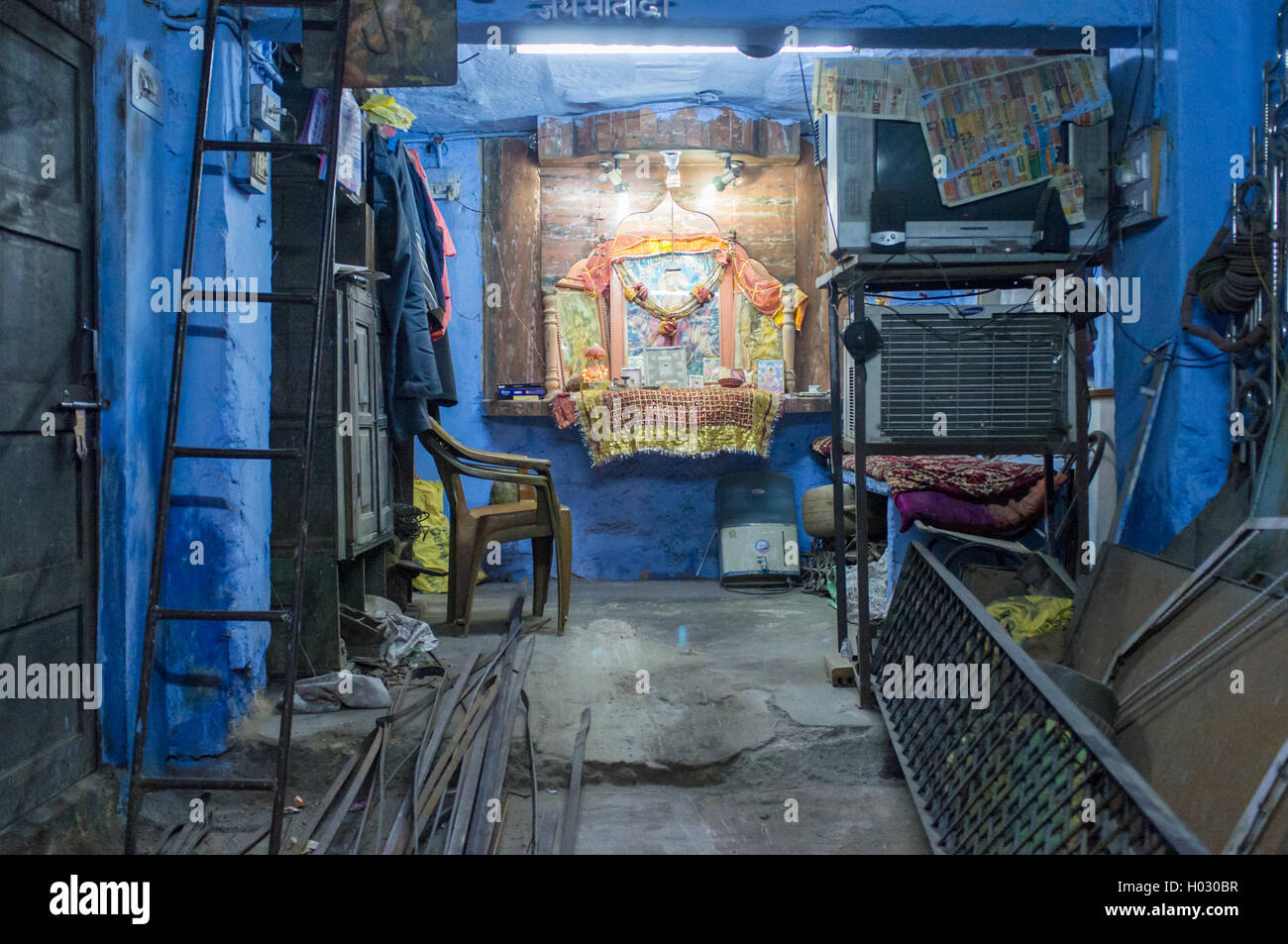 JODHPUR, INDIA - 17 FEBRUARY 2015: Empty mechanics shop with small ...