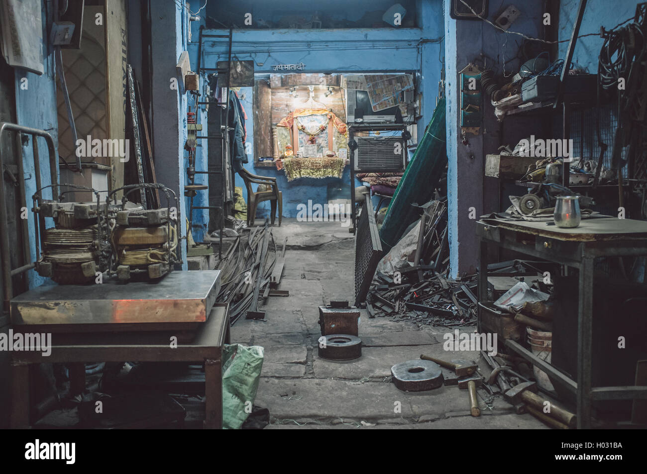 JODHPUR, INDIA - 17 FEBRUARY 2015: Empty mechanics shop with small ...