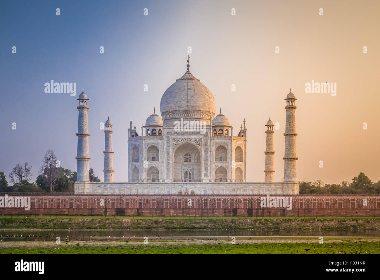 Taj mahal from northern river side hi-res stock photography and images ...