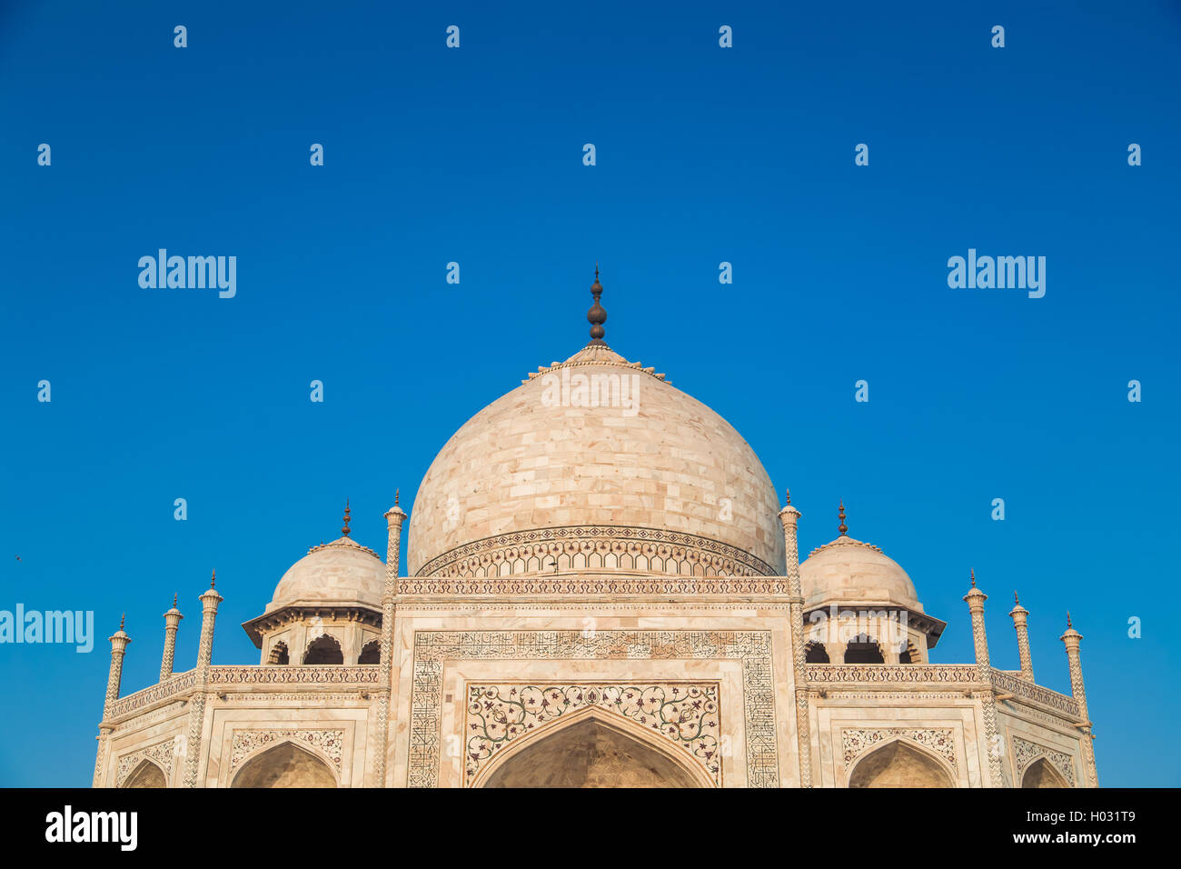 Close up view of Taj Mahal from East side. Roof part Stock Photo - Alamy