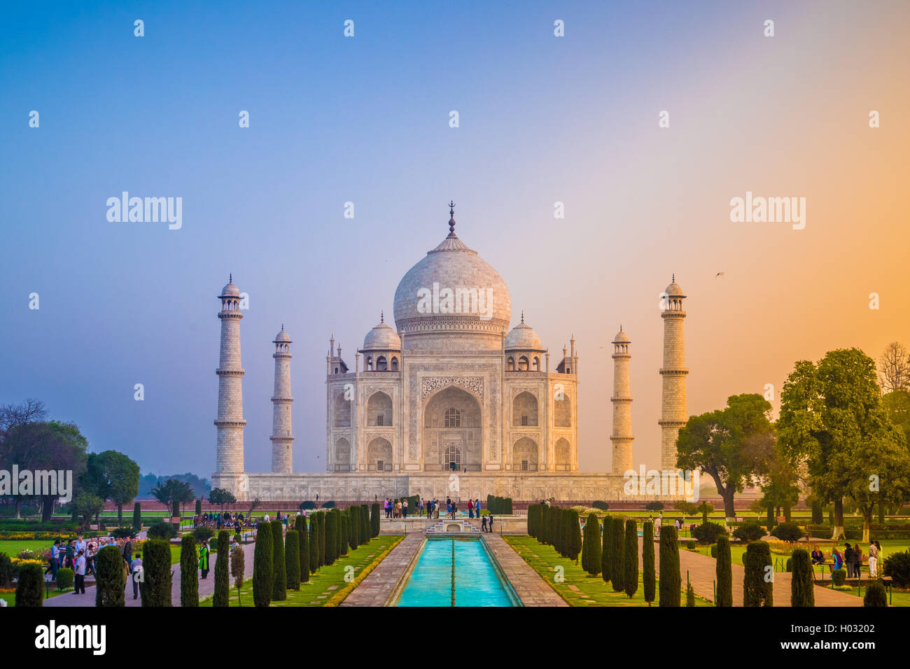 Taj mahal front view hi-res stock photography and images - Alamy