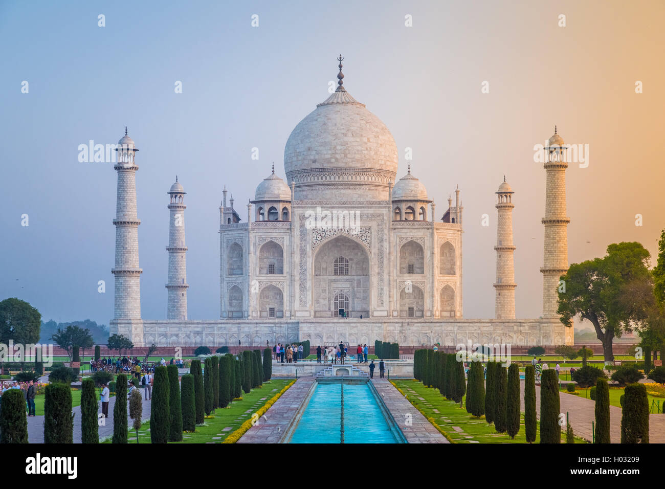 Taj mahal east gate hi-res stock photography and images - Alamy