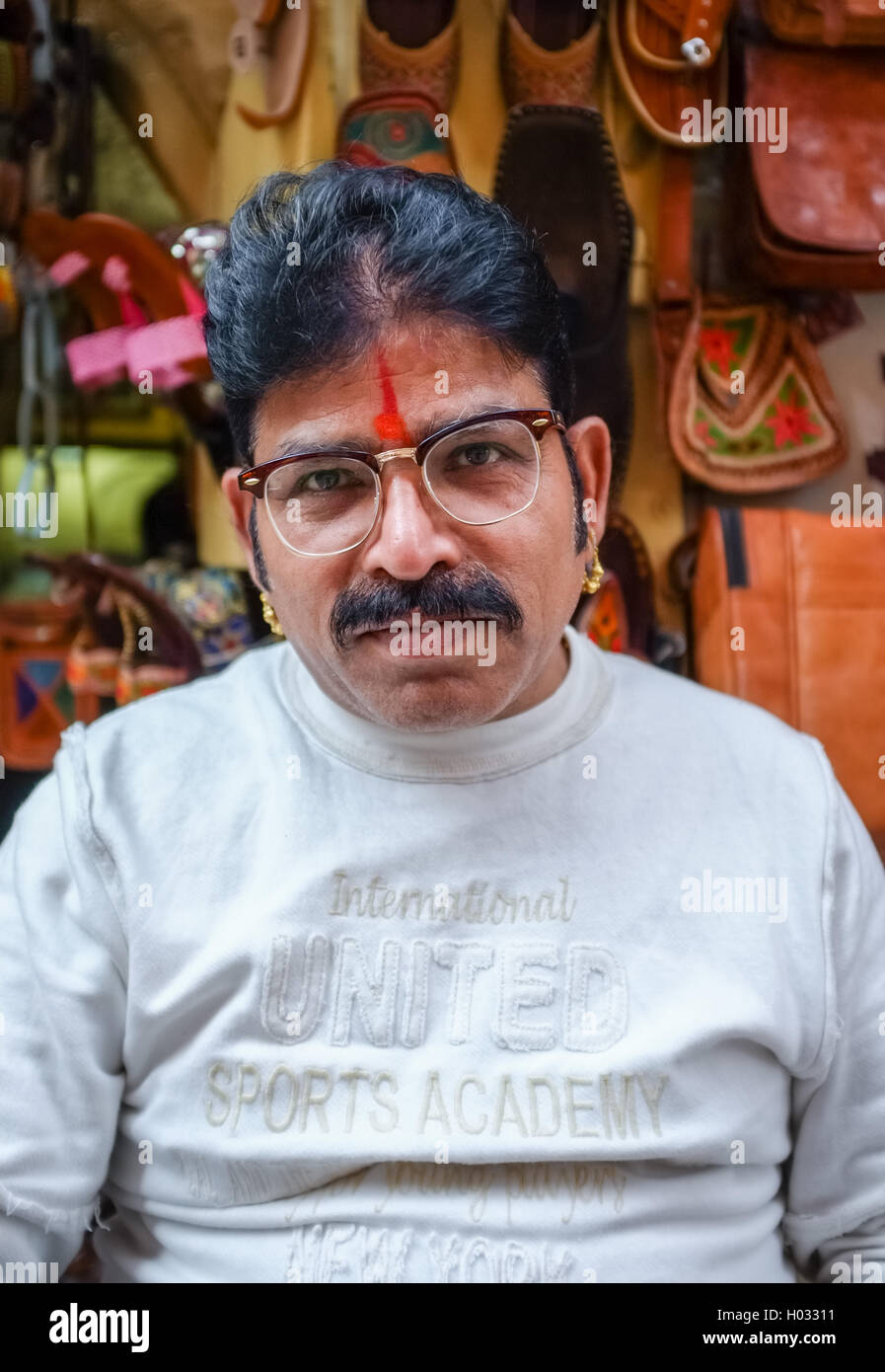 Portrait indian man wearing glasses hi-res stock photography and images ...