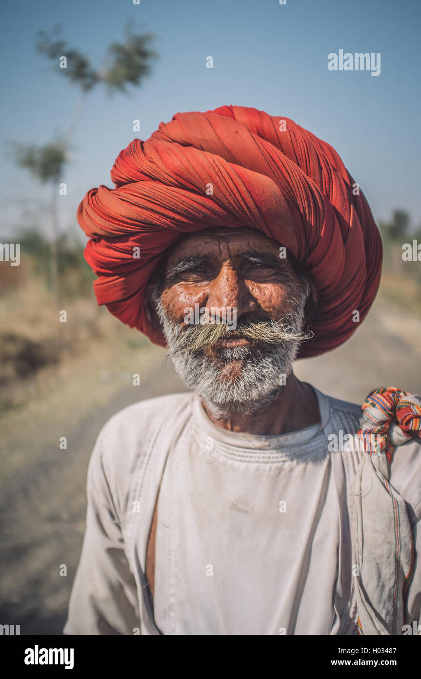 An old man with big turban hi-res stock photography and images - Alamy