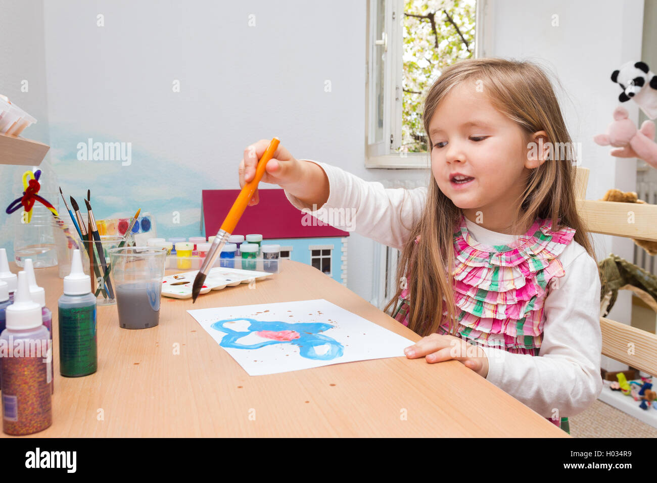 Girl with brush hi-res stock photography and images - Alamy