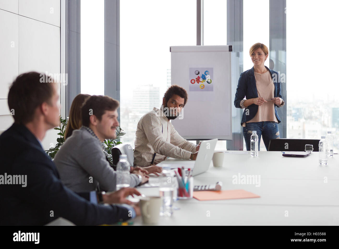 Presenting in modern office hi-res stock photography and images - Alamy
