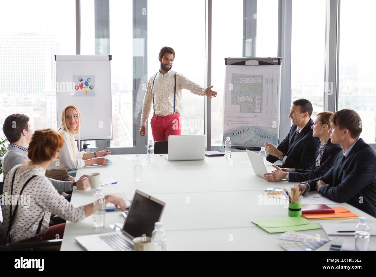 Business man presenting hi-res stock photography and images - Alamy