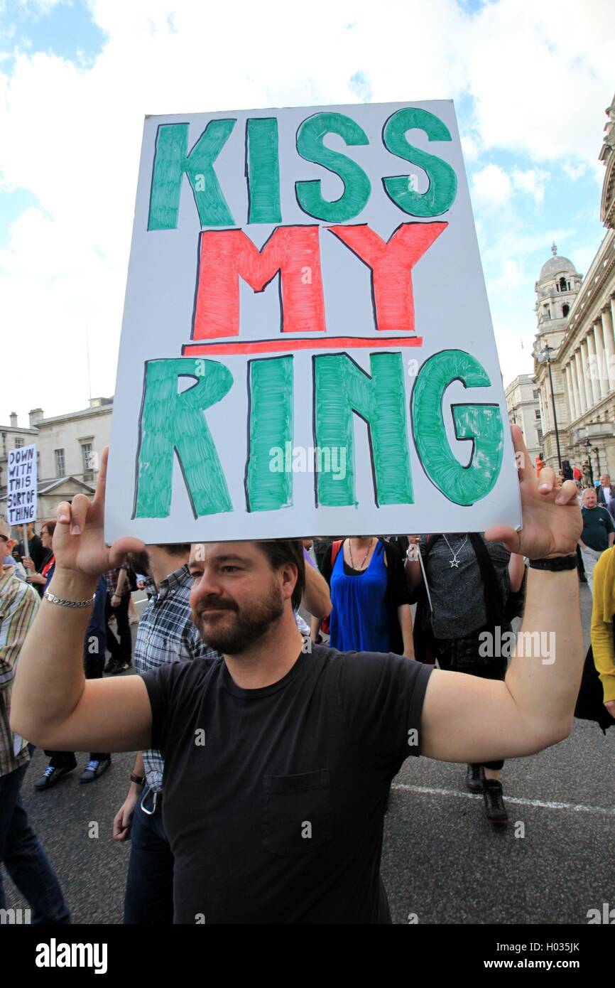 Kissing protest hi-res stock photography and images - Alamy