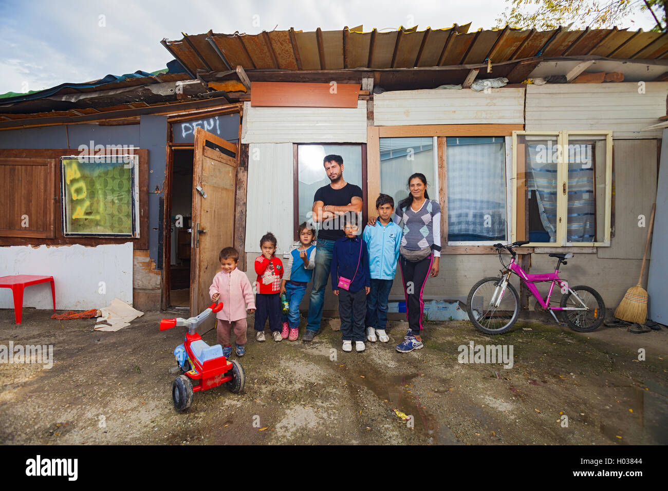 Roma gypsy gypsies family hi-res stock photography and images - Alamy