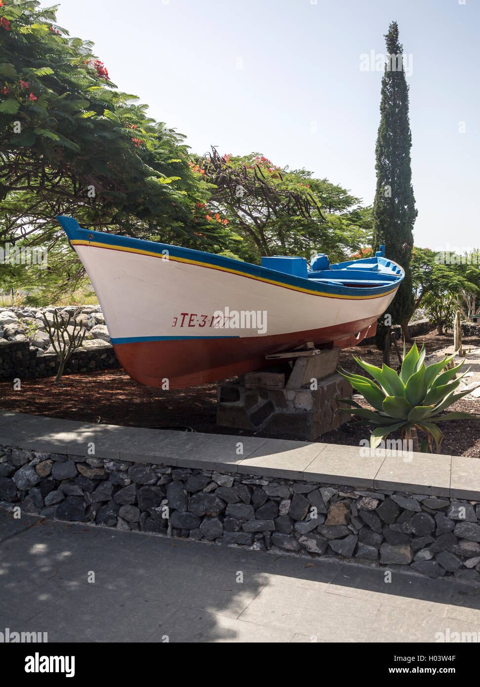 Stranded rowing boat hi-res stock photography and images - Alamy