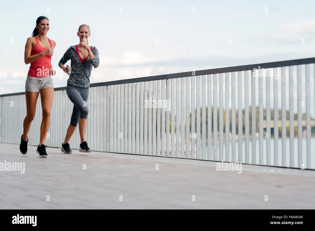 Women jogging outside hi-res stock photography and images - Alamy