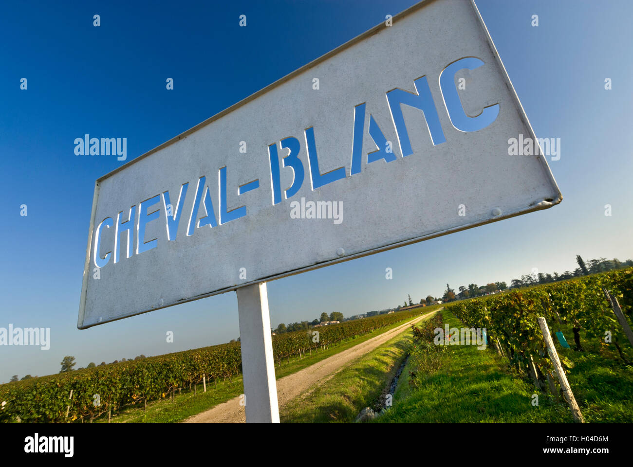 Chateau cheval blanc entrance sign hi-res stock photography and images ...