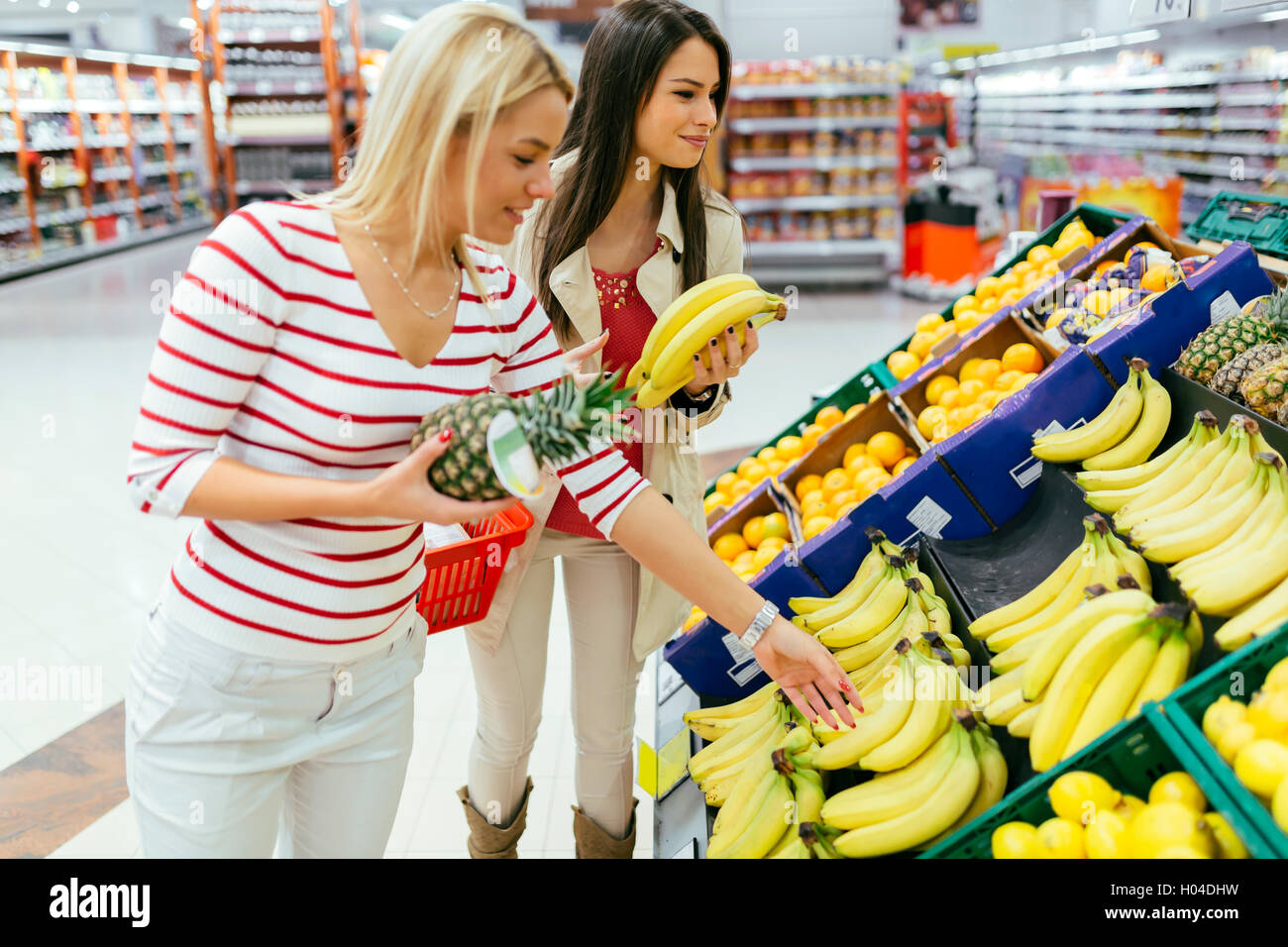 Women supermarket shopping hi-res stock photography and images - Alamy