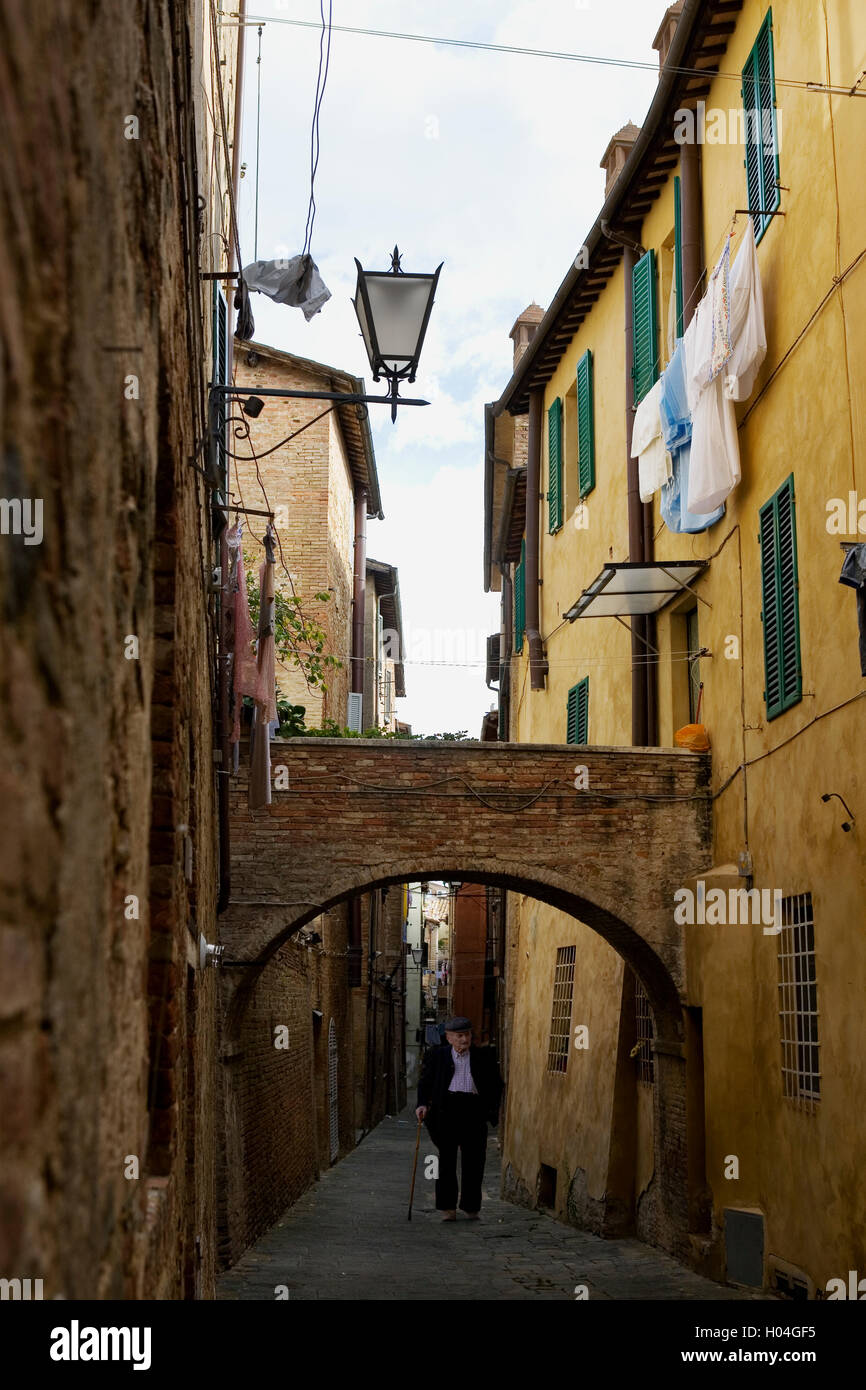 Vicolo della Tartuca, a medieval blind alley with a flying bridge, in ...