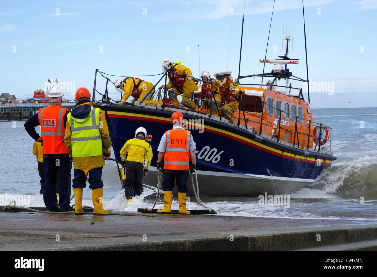 Llandudno Lifeboat Launch and recovery Stock Photo - Alamy