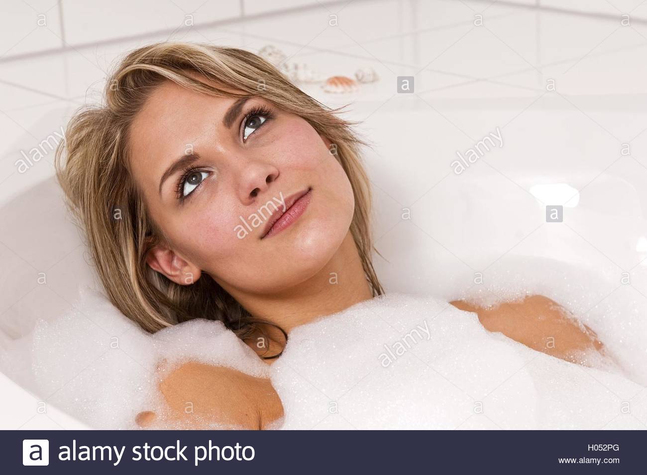 Frau Badewanne High Resolution Stock Photography and Images - Alamy