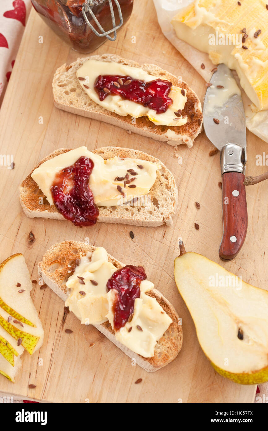 Camembert and roasted bread Stock Photo - Alamy
