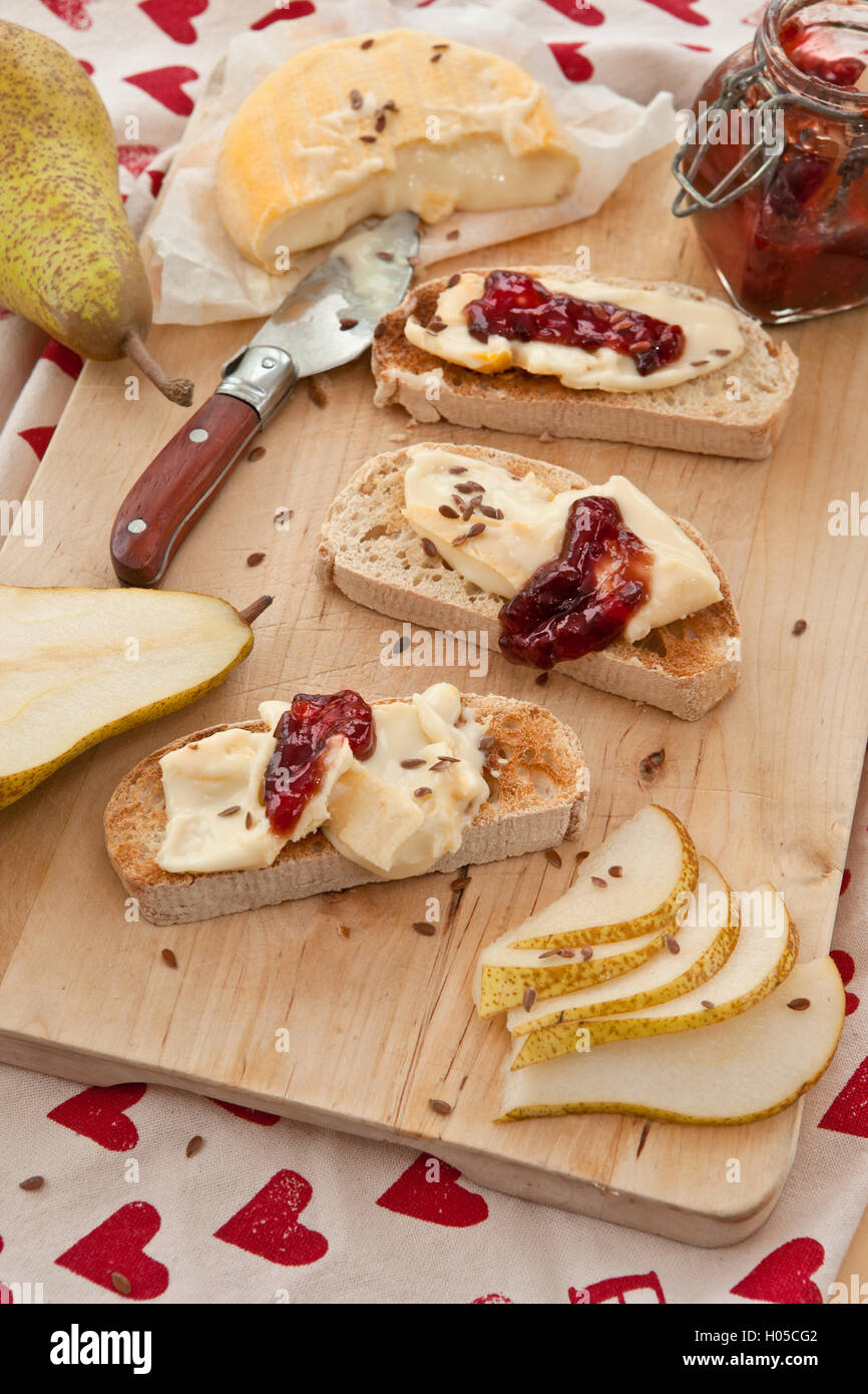 Camembert and roasted bread Stock Photo - Alamy