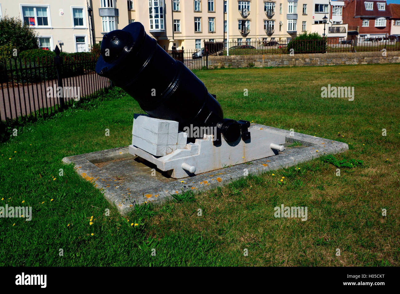 CANNON USED LIKE AN EARLY MORTAR Stock Photo - Alamy