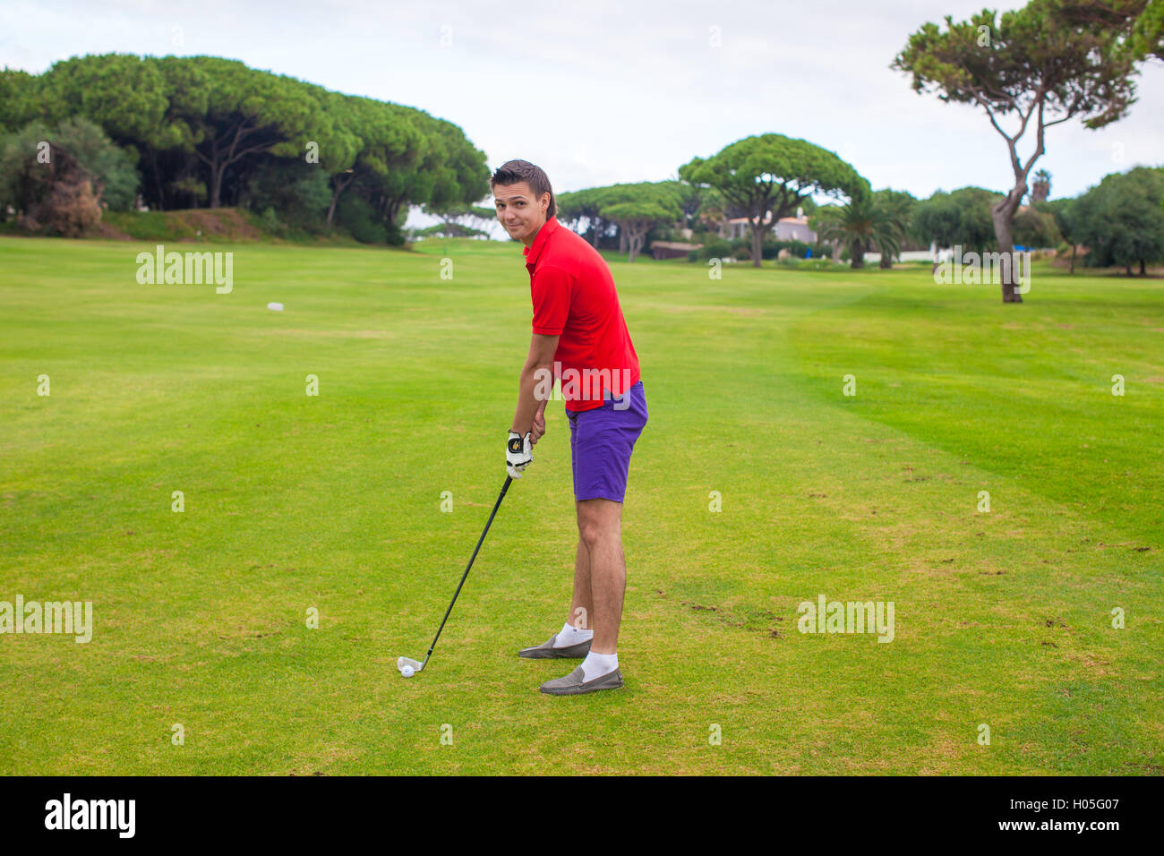 Young man playing golf Stock Photo - Alamy