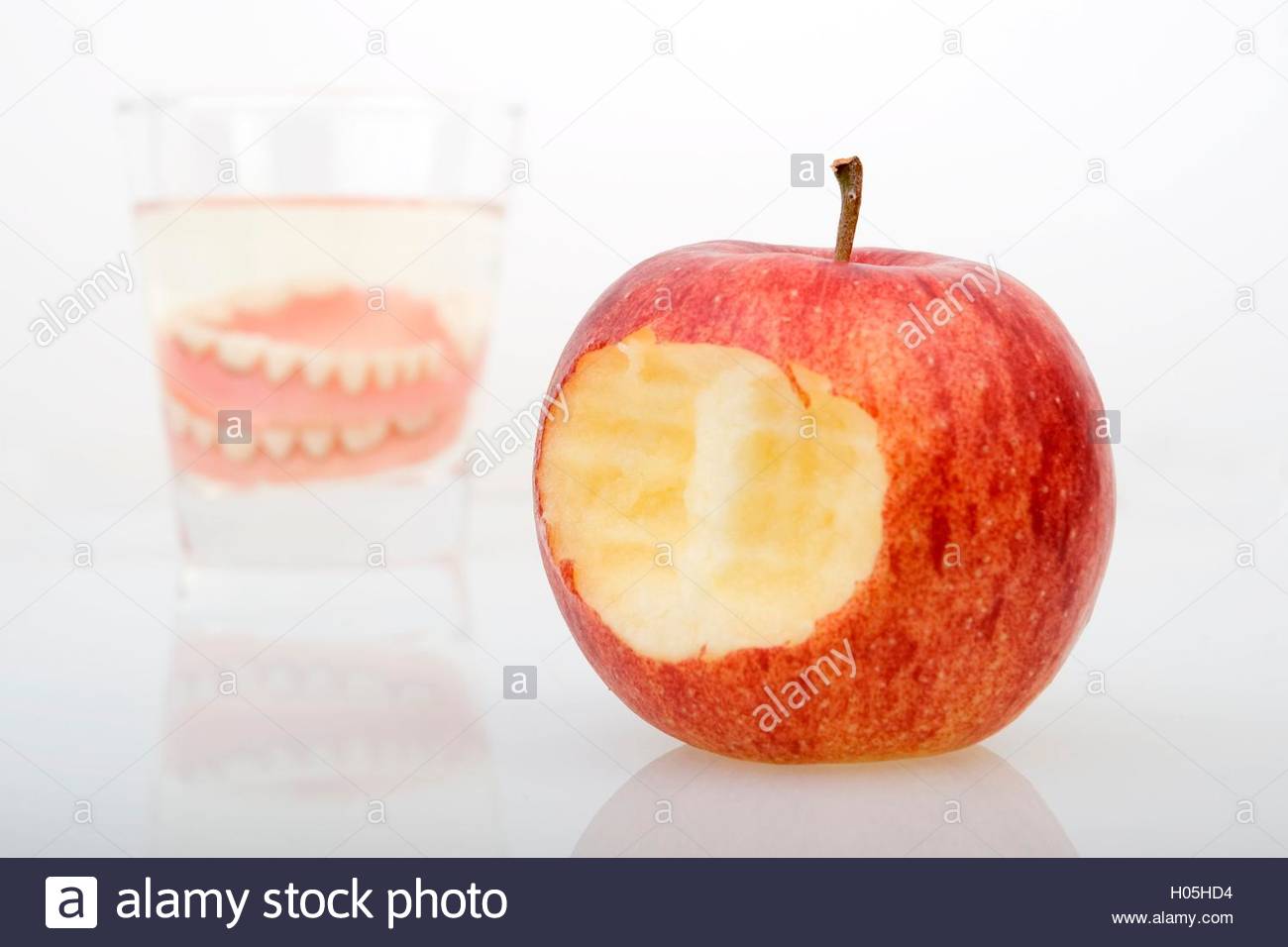 Apfel Angebissen Stock Photos & Apfel Angebissen Stock Images - Alamy
