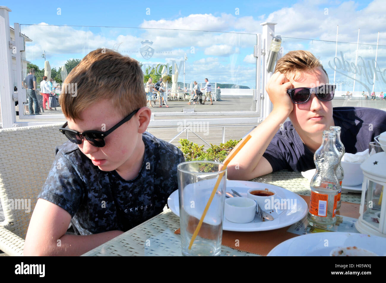 Bored kids holiday wifi restaurant lunch Stock Photo - Alamy